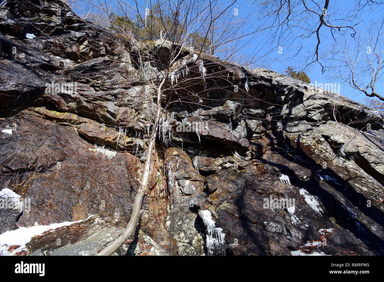 Ice cycles hanging hi-res stock photography and images - Alamy