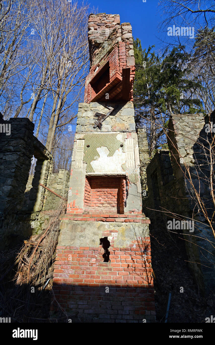 Ruin ruins fireplace hi-res stock photography and images - Alamy