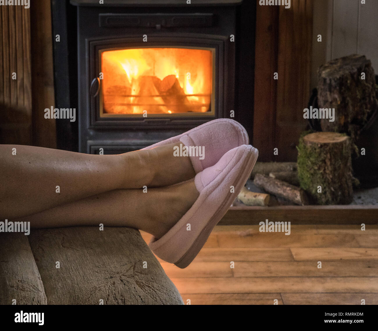 Real log fire hi-res stock photography and images - Alamy