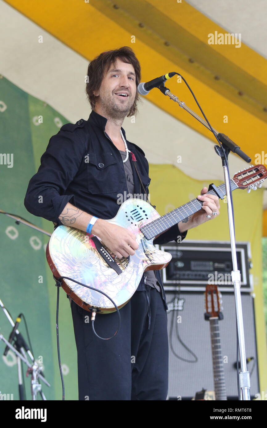 Singer, songwriter and guitarist Joseph Arthur is shown performing on ...
