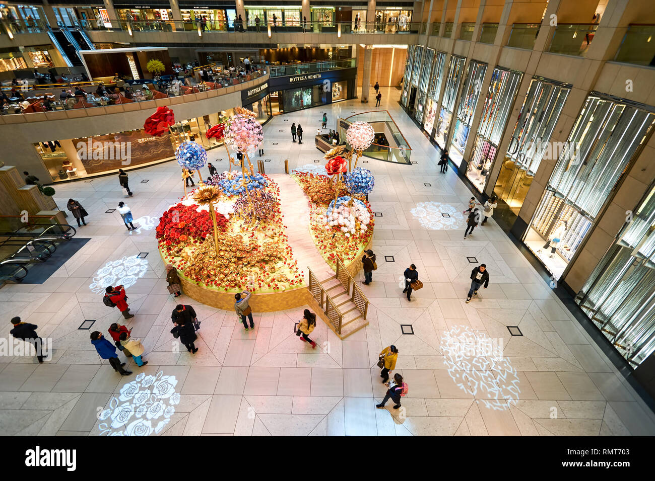 Luxury landmark shopping mall cafe atrium hi-res stock photography and ...