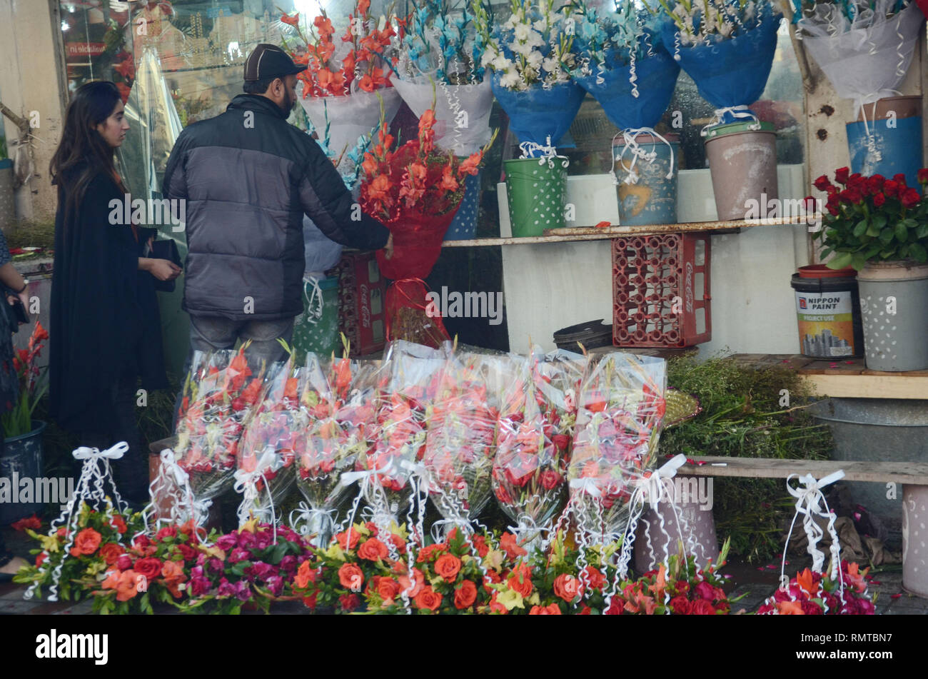 Pakistani people purchasing fresh roses flowers bouquets and garlands ...