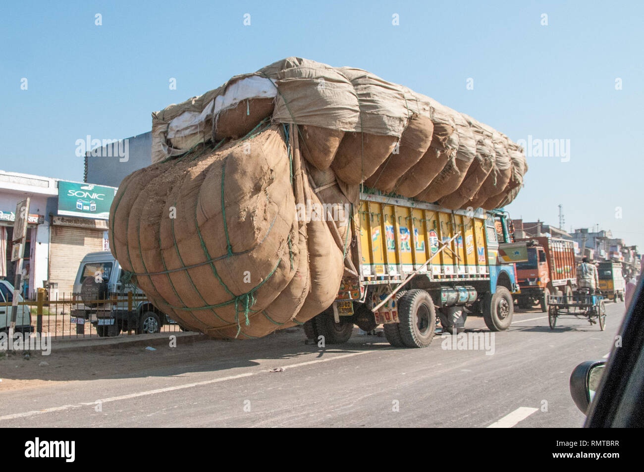 India rural road transport hi-res stock photography and images - Alamy