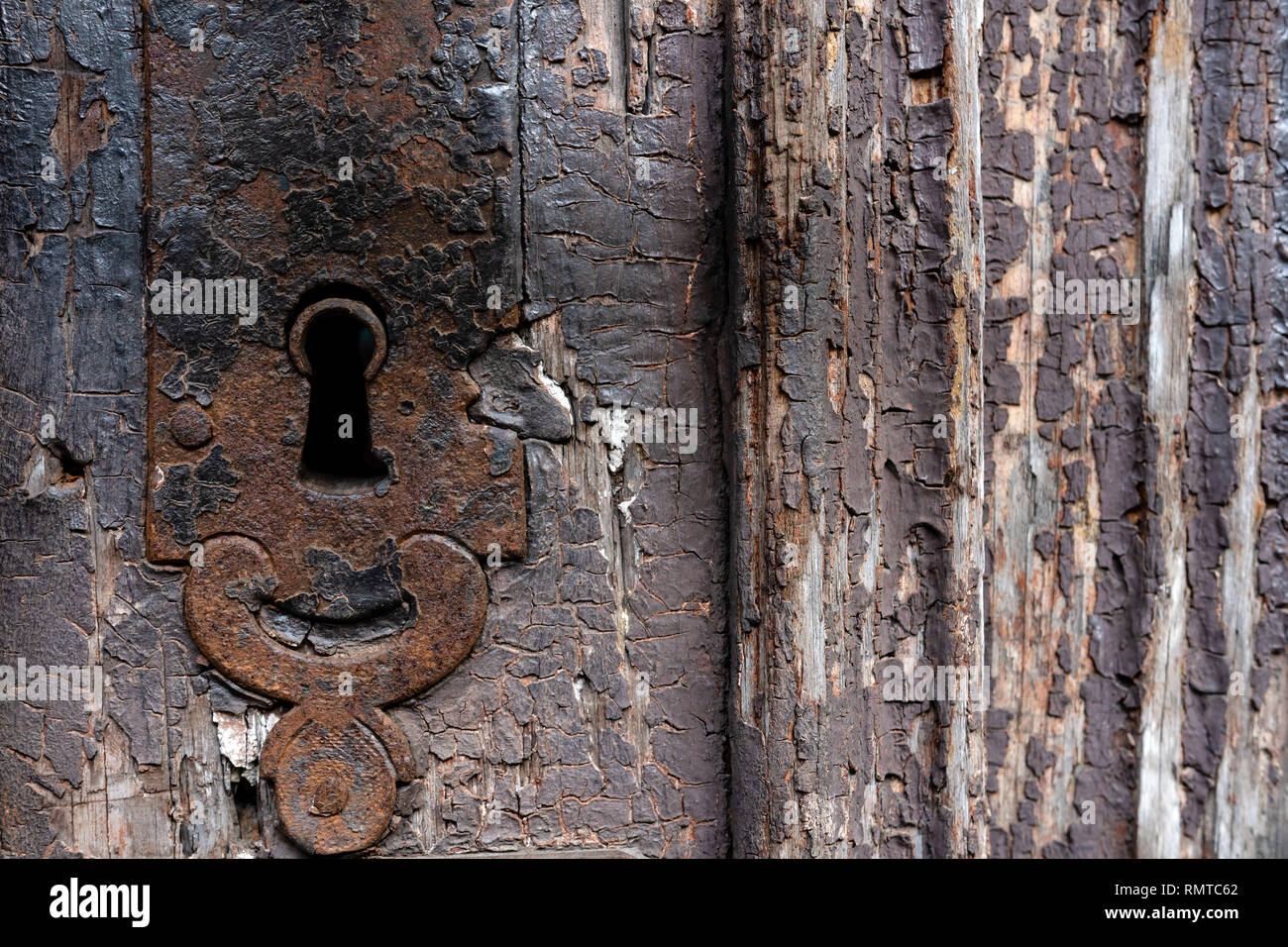 Keyhole in ancient doors with damaged color Stock Photo - Alamy