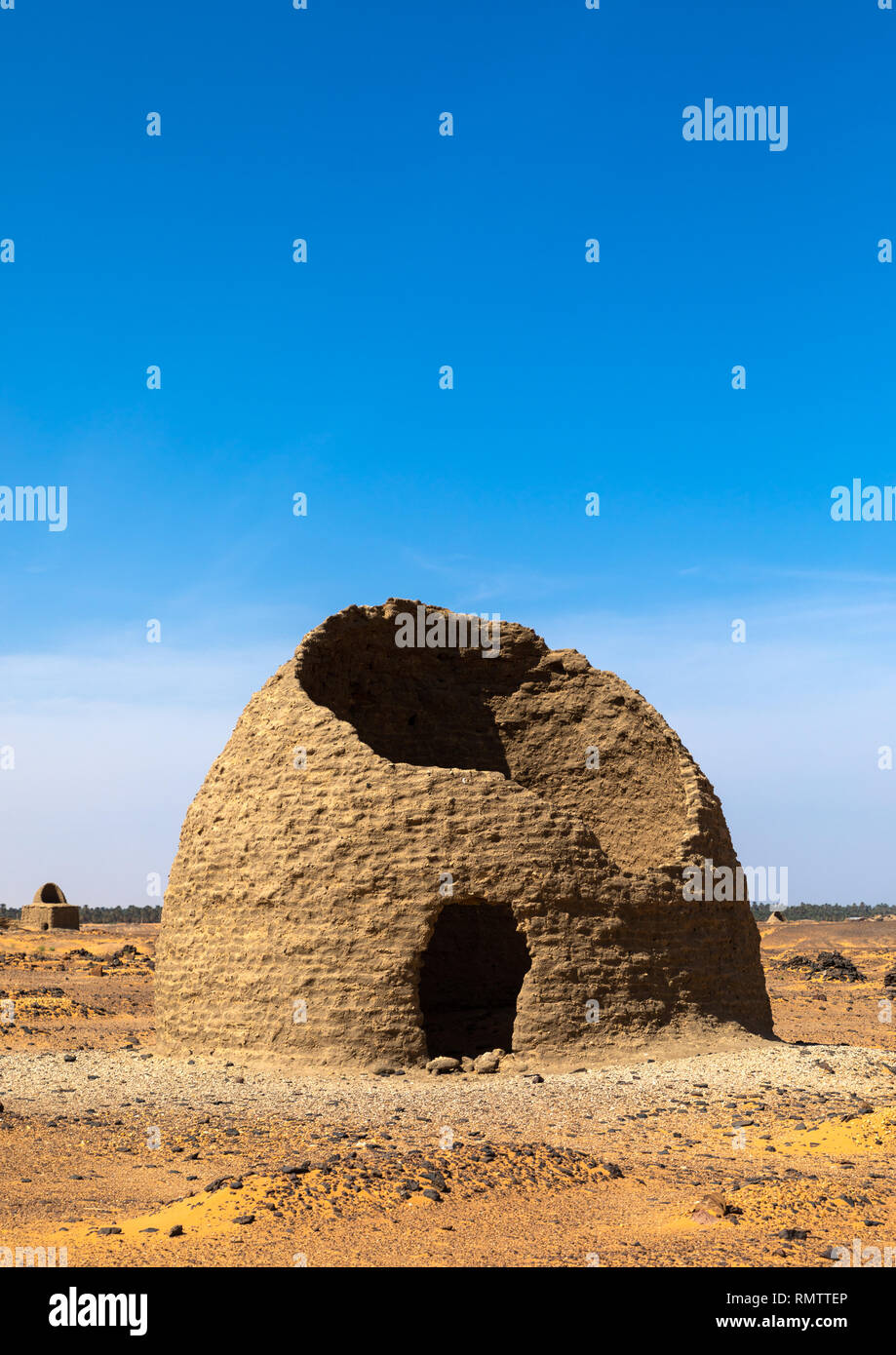 Broken beehive tomb, Nubia, Old Dongola, Sudan Stock Photo - Alamy