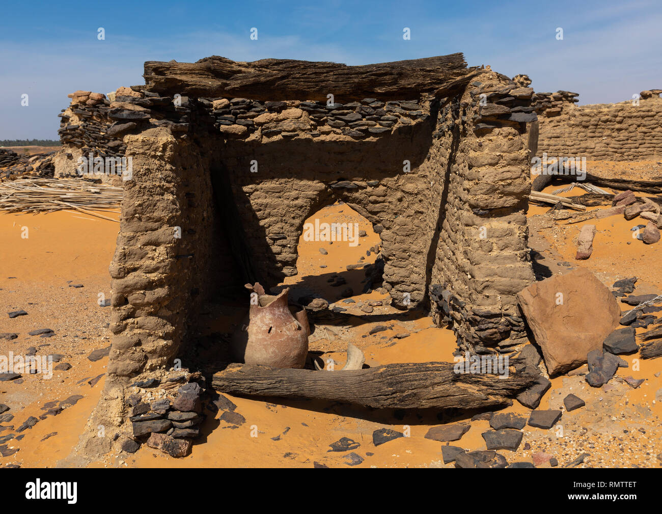 Broken beehive tomb, Nubia, Old Dongola, Sudan Stock Photo - Alamy