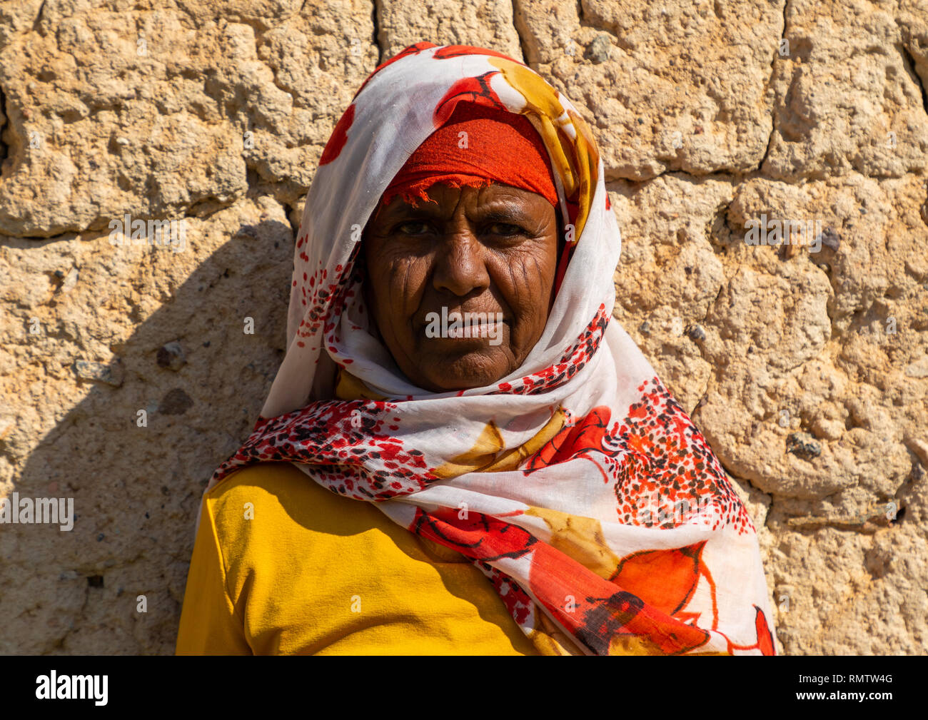 Women veiled africa desert hi-res stock photography and images - Alamy