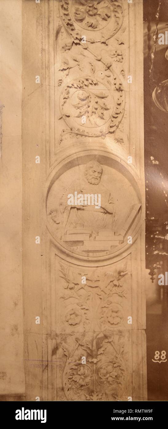 Columna adosada y arco de medio punto con decoración floral y ...