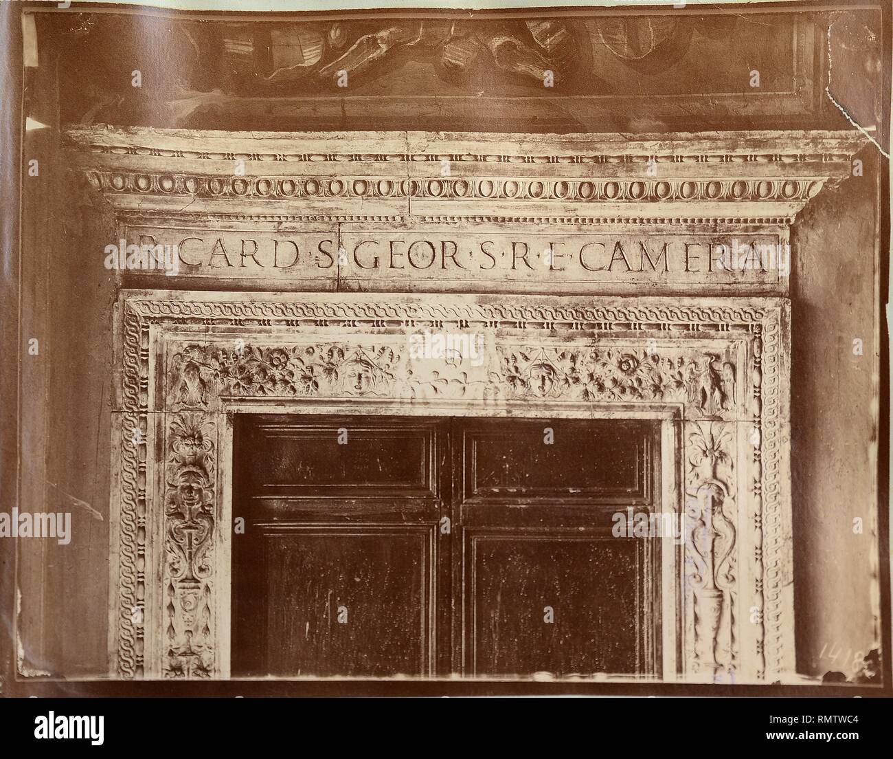 Parte superior de una puerta con diteles y jambas adornados con ...