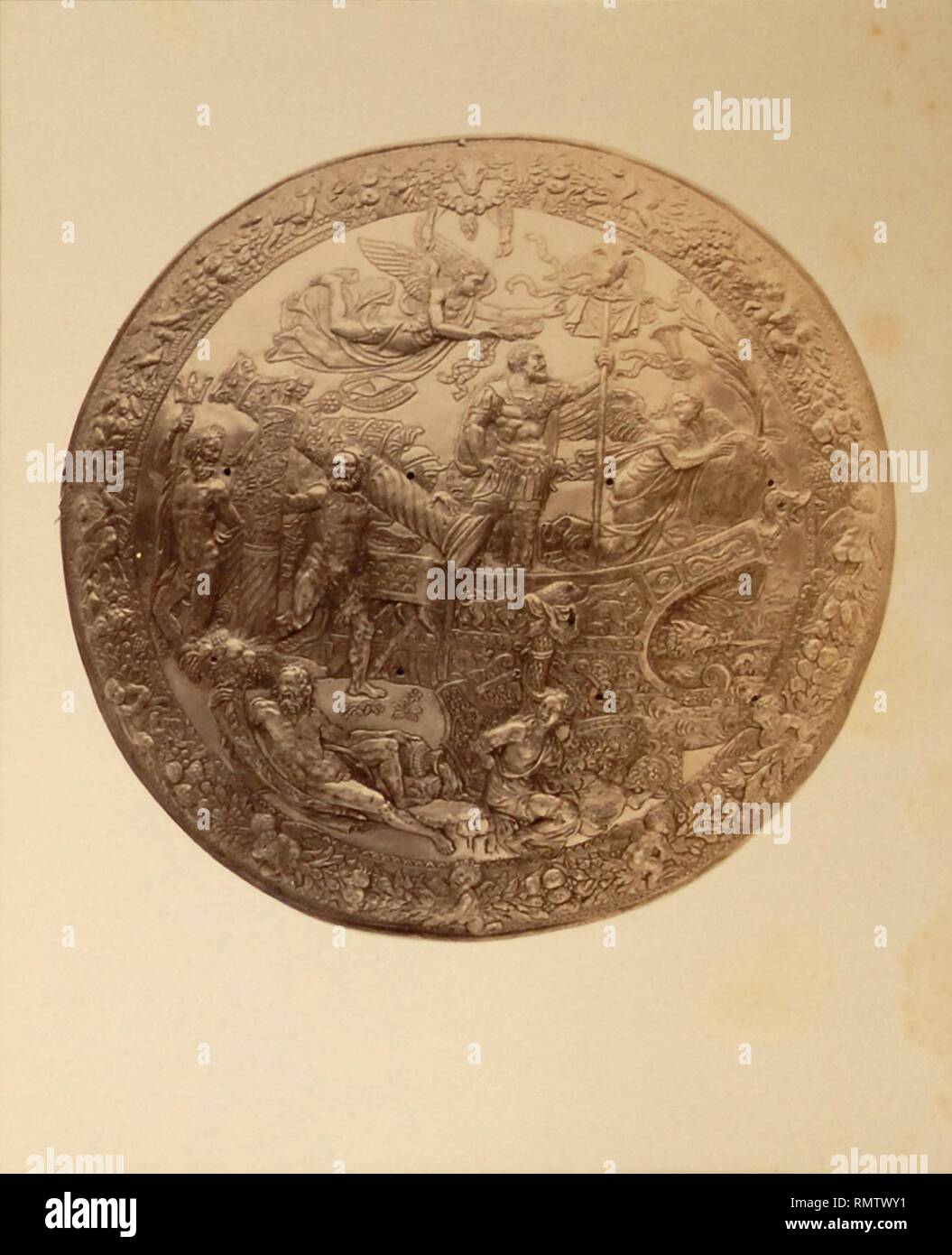 Madrid, Armería. Escudo redondo grabado en relieve Stock Photo - Alamy