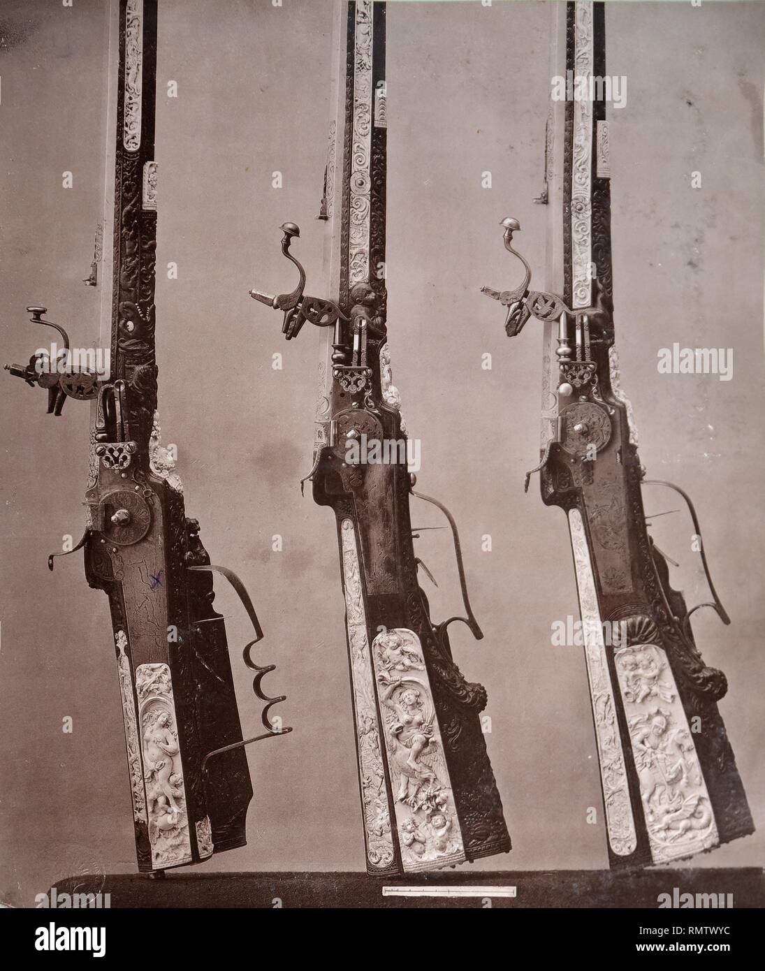 Arcabuces decorados con bajorelieves clásicos en marfil Stock Photo - Alamy