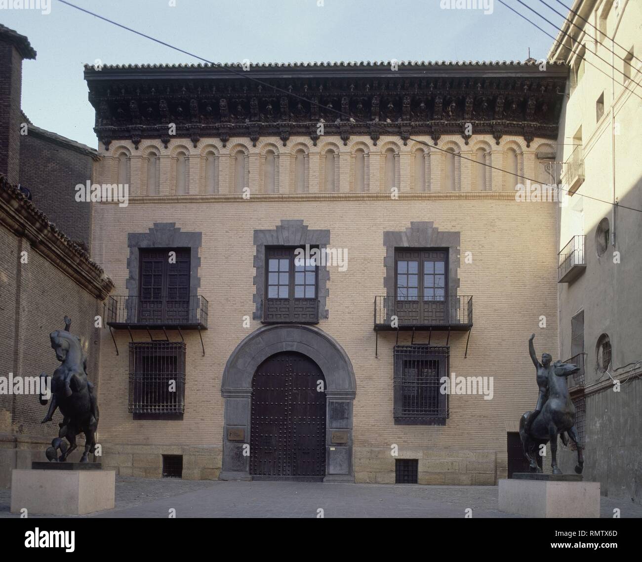 EXTERIOR-FACHADA PRINCIPAL CON ESCULTURA. Location: MUSEO PABLO ...