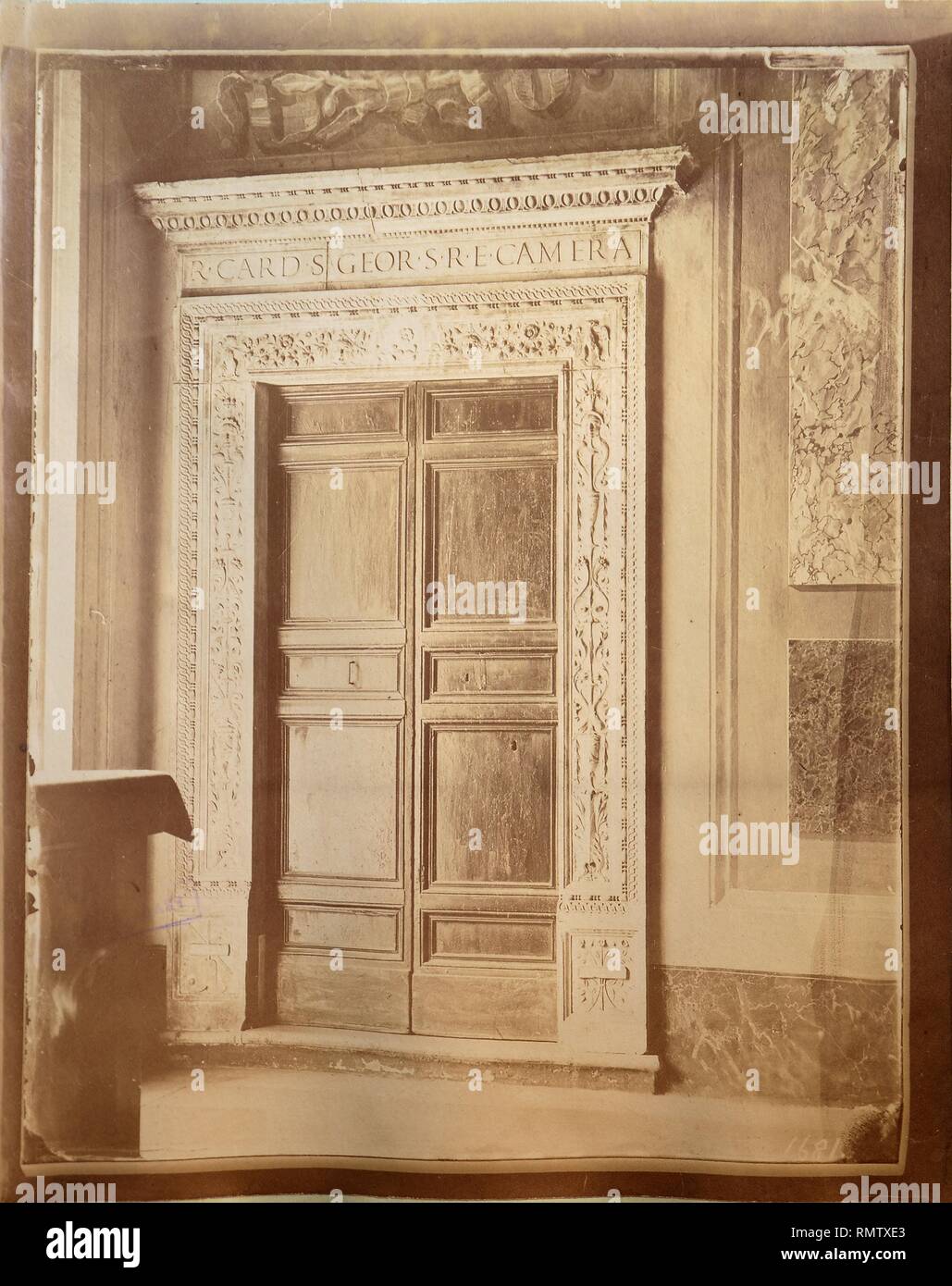 Puerta interior con diteles y jambas adornados con bajorelieves ...