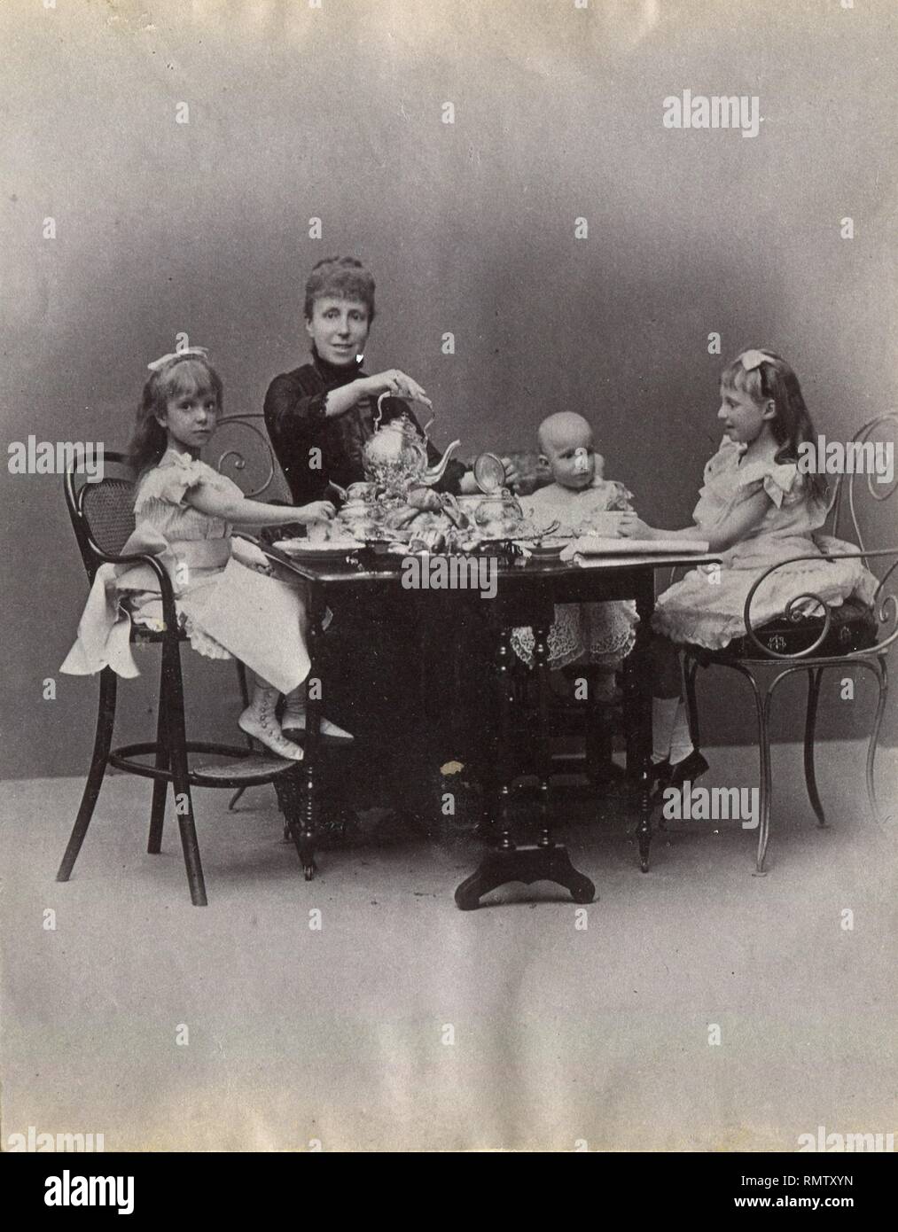 Retrato familia Real Alfonso XIII Stock Photo - Alamy