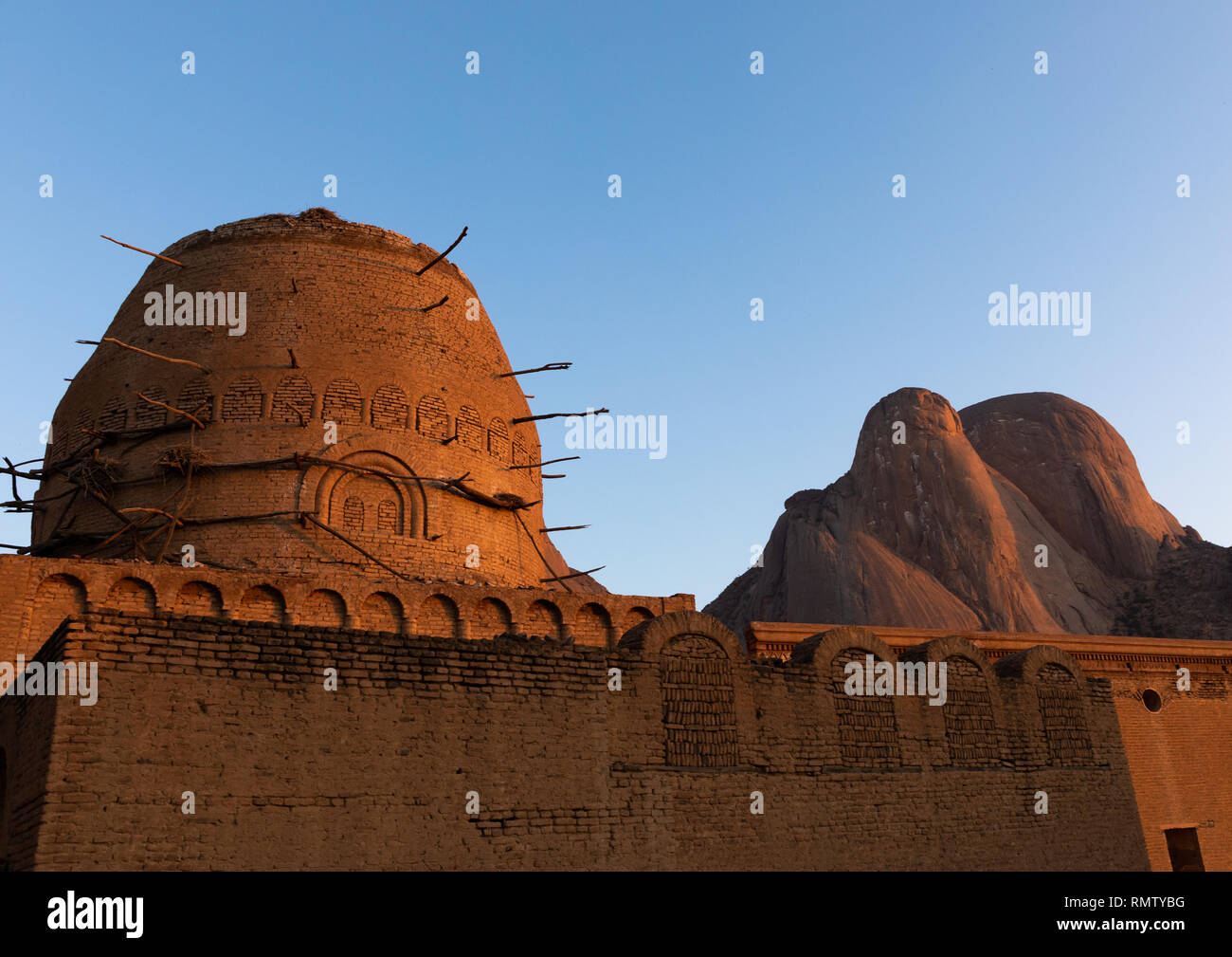 Khatmiyah mosque and the tomb of Hassan al Mirghani at the base of the ...