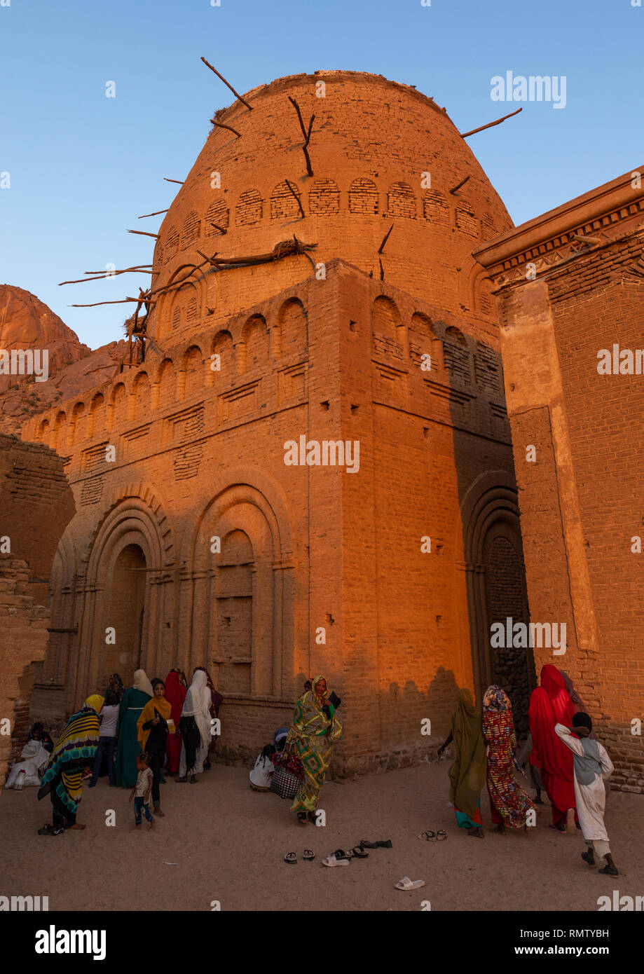 Khatmiyah mosque and the tomb of Hassan al Mirghani at the base of the ...