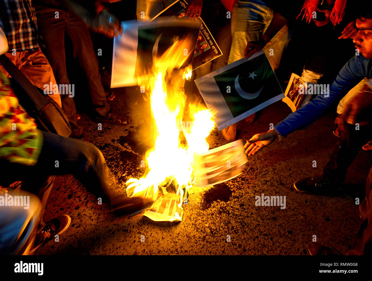 Pakistan flag burning hi-res stock photography and images - Alamy