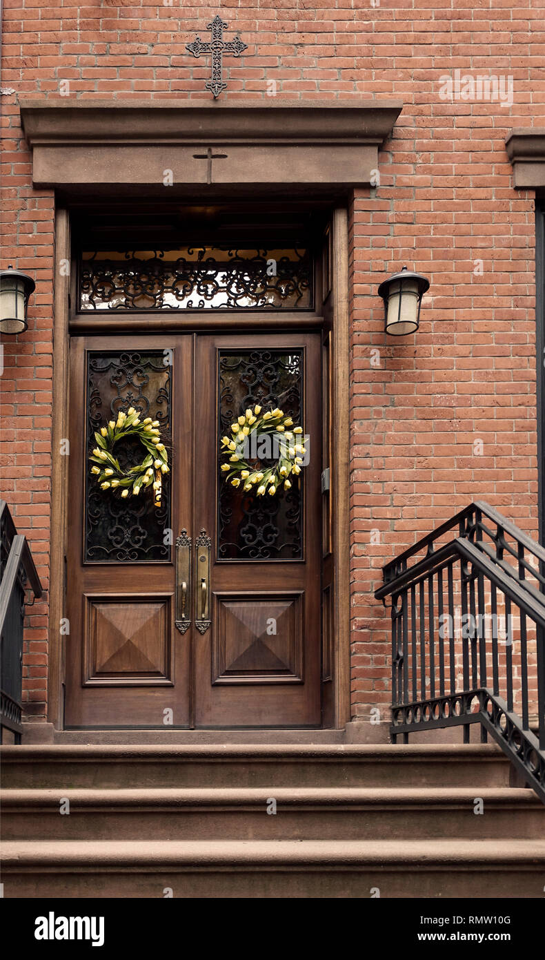 brick row house in Brooklyn New York Stock Photo - Alamy