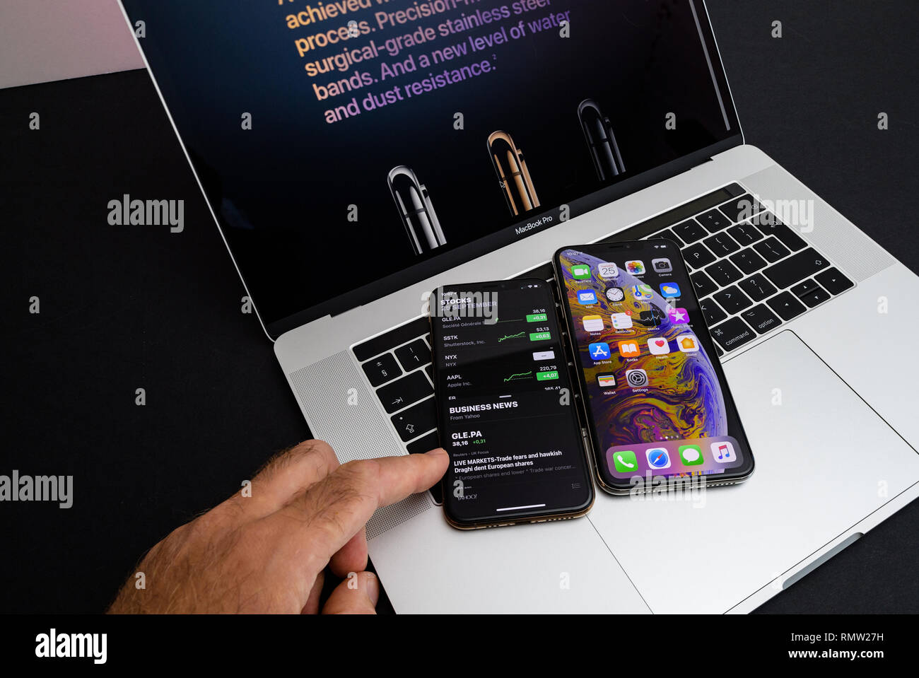 New apple computers iphone 15 pro max hi-res stock photography and ...