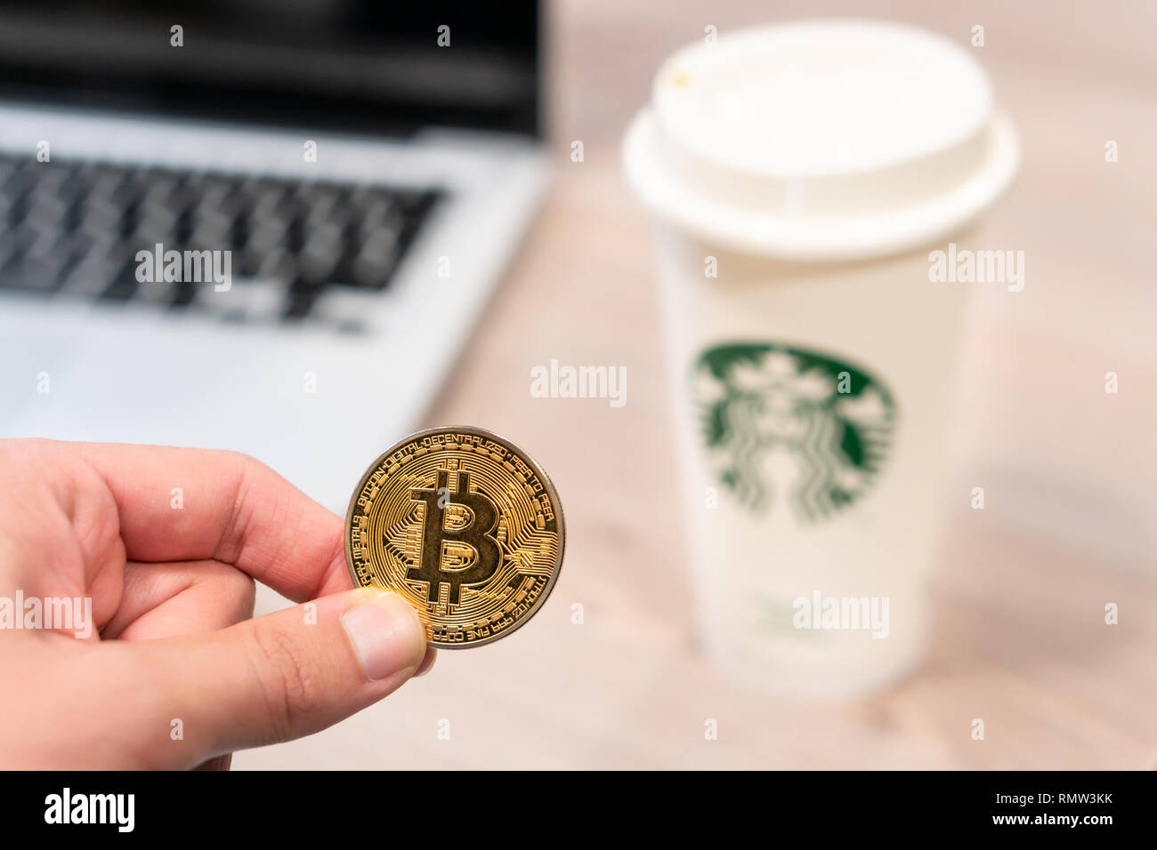 Starbucks coffee cup hi-res stock photography and images - Alamy