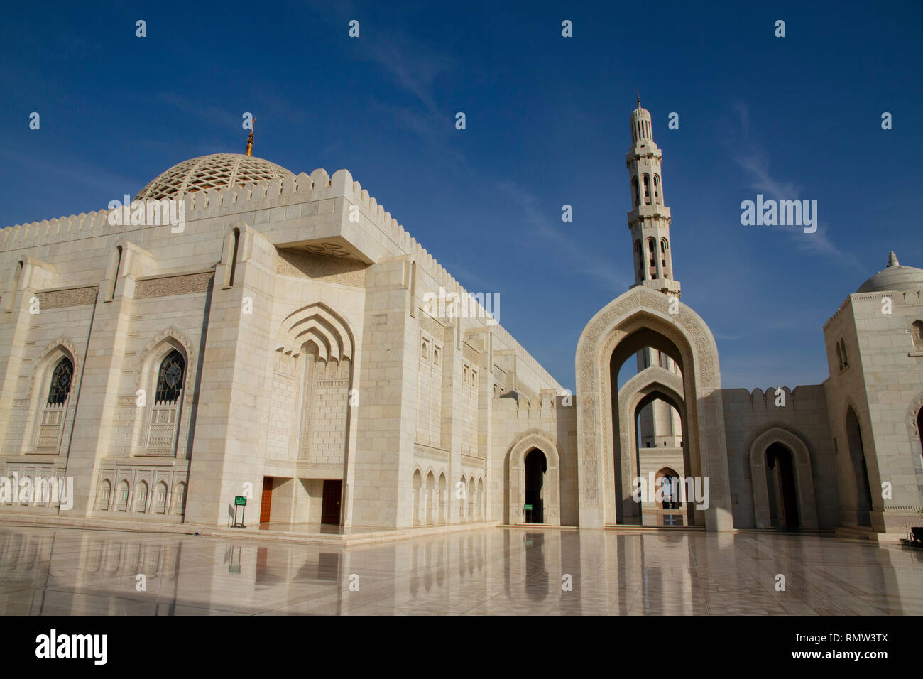 Bahrain minaret dome hi-res stock photography and images - Alamy
