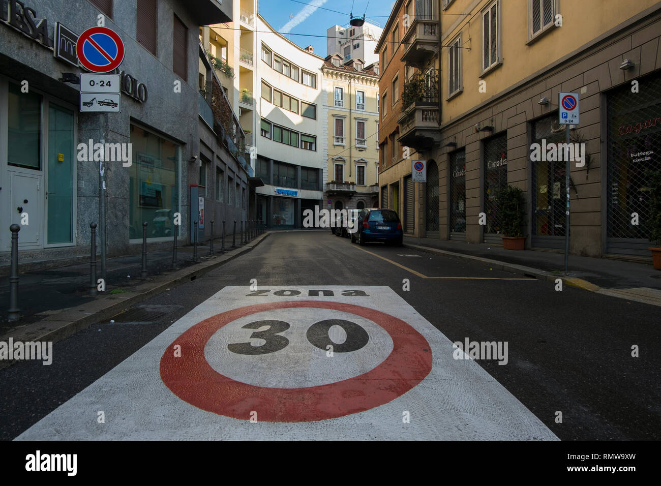 Zona 30 sign hi-res stock photography and images - Alamy