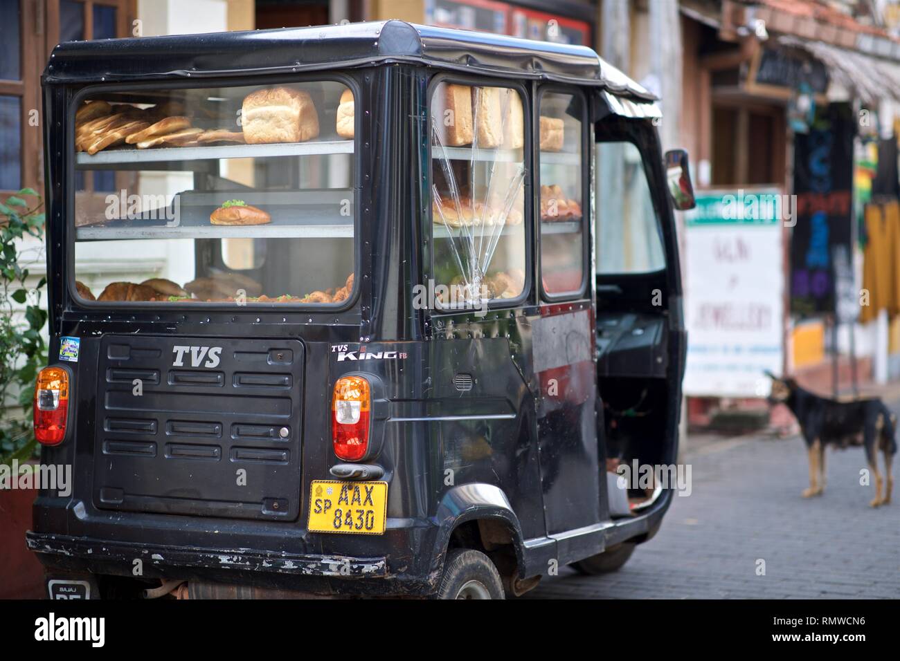 Tuk Tuk food transport Sri Lanka Stock Photo - Alamy