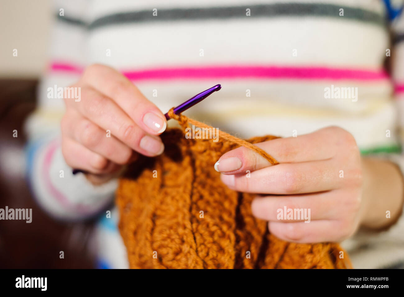 Close up of hands knitting. Process of knitting Stock Photo - Alamy