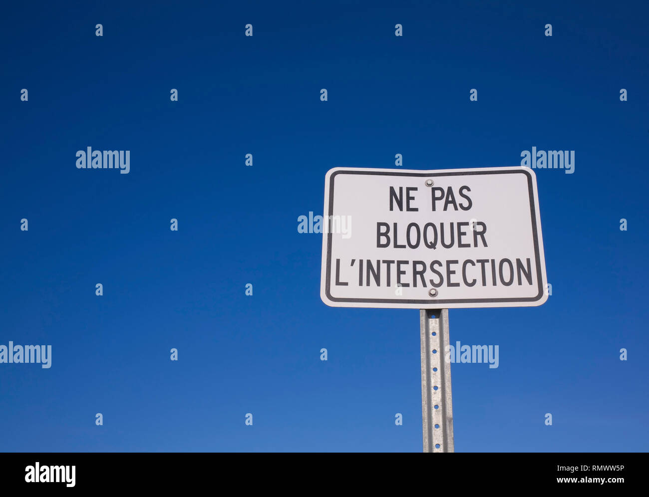 Close-up of a french language traffic "Do not block the intersection ...