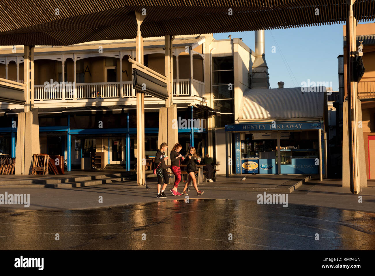 Henley square hi-res stock photography and images - Alamy