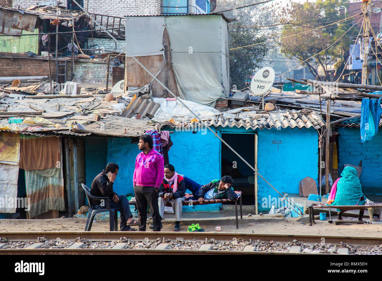 India slums family hi-res stock photography and images - Alamy