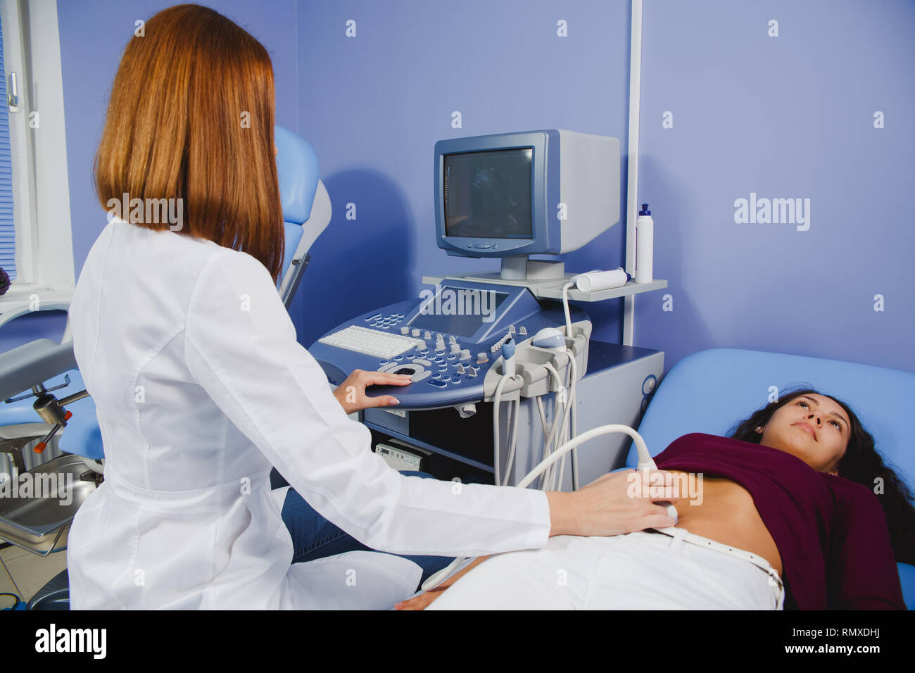 Doctor examining abdomen female patient hi-res stock photography and ...
