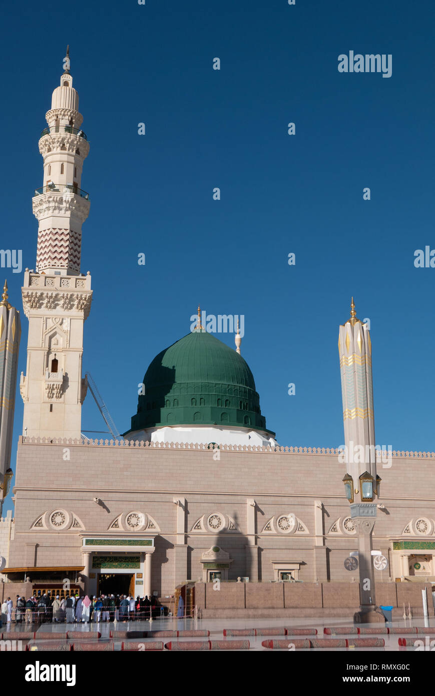 Muslim pilgrims visit the tomb of Prophet Mohammad (peace be upon him ...