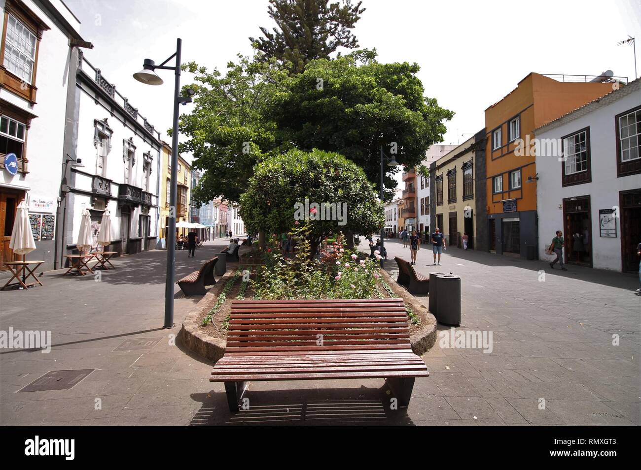 Empty square and building hi-res stock photography and images - Alamy