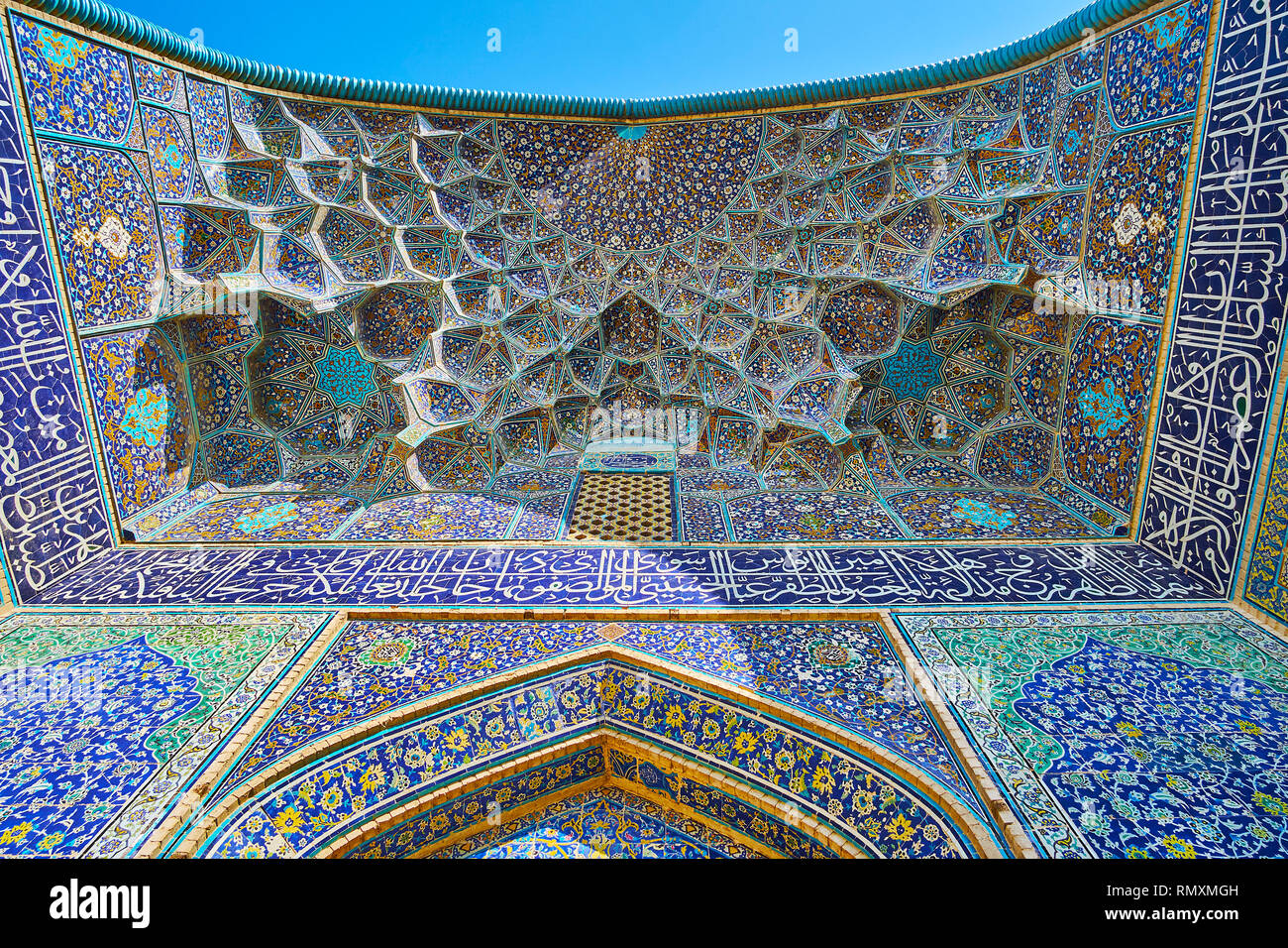 The muqarnas arch of the medieval portal of Sheikh Lotfollah Mosque ...