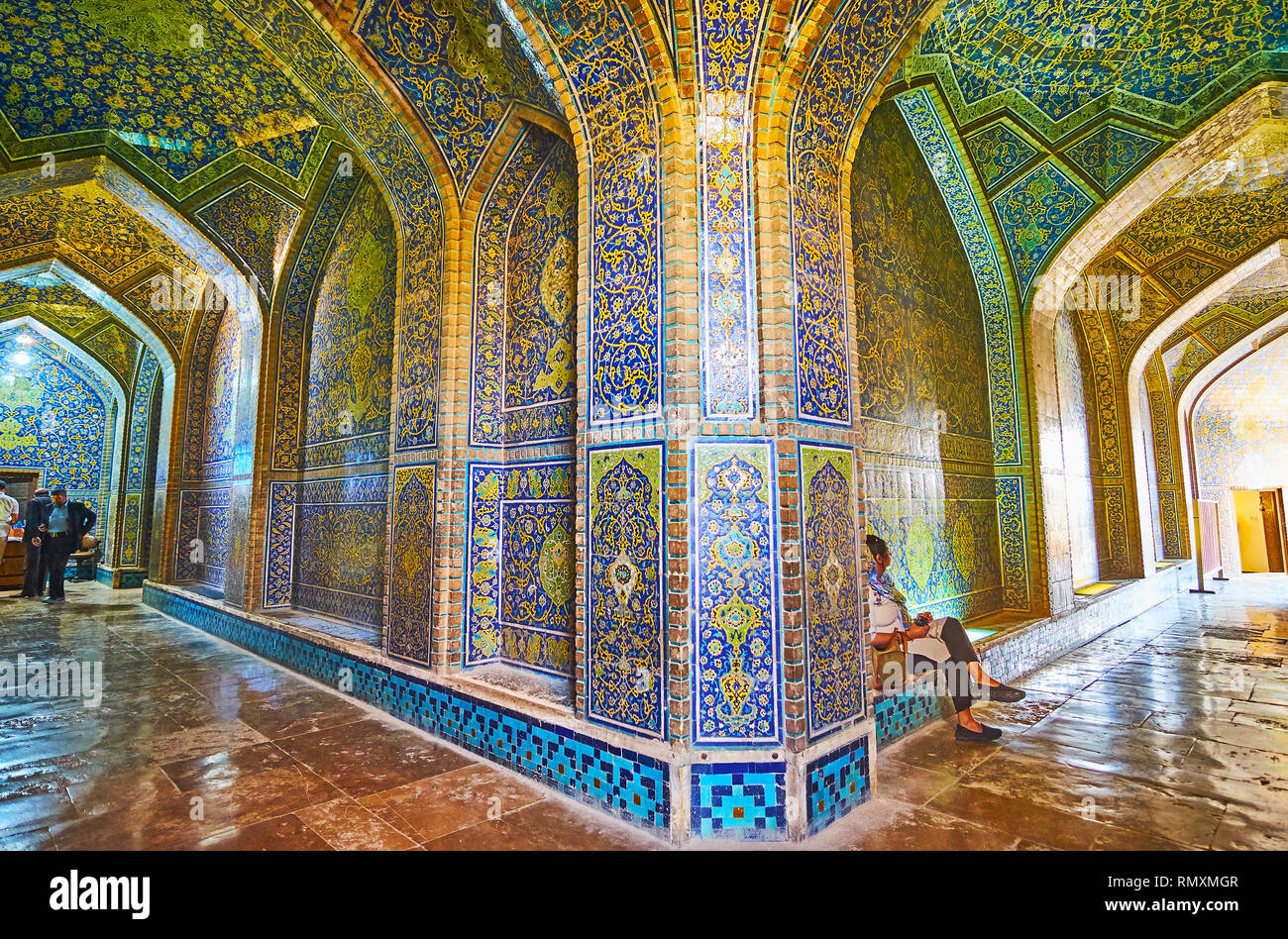 ISFAHAN, IRAN - OCTOBER 21, 2017: The L-shaped vestibule of Sheikh ...