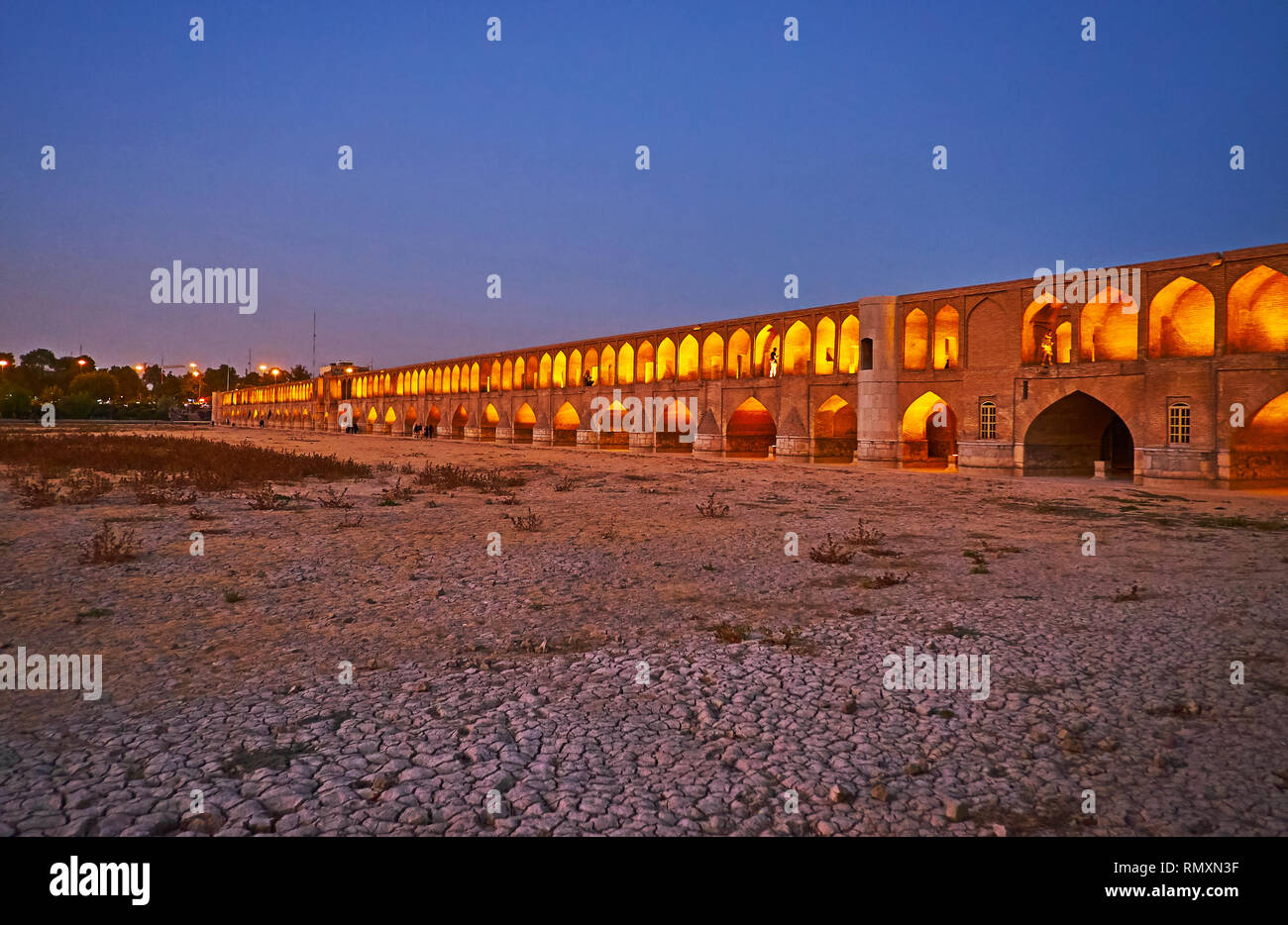 Illuminated si o se pol bridge hi-res stock photography and images - Alamy