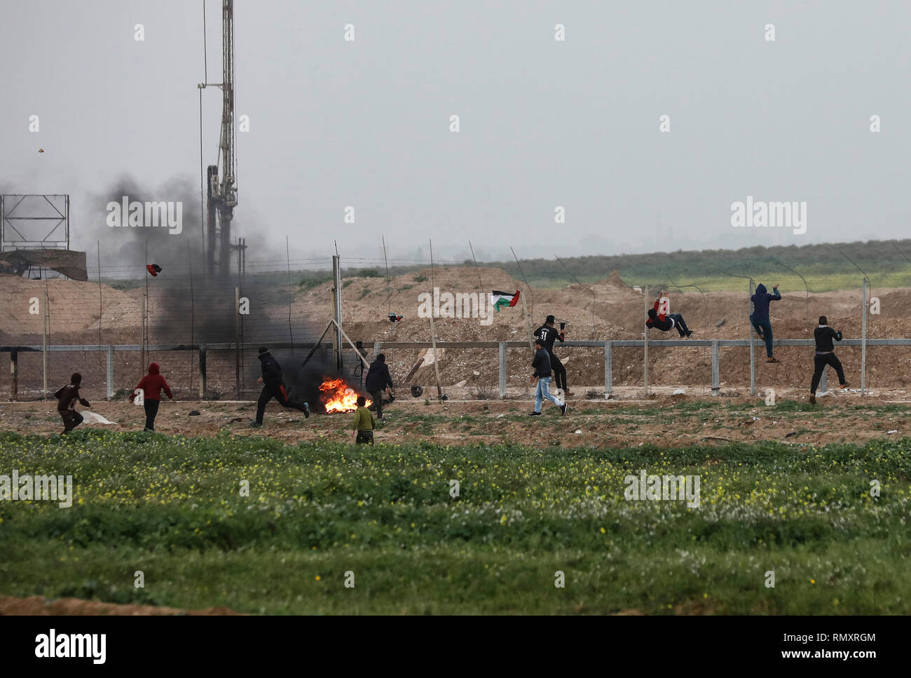 Palestinians seen hanging a Palestinian flag on razor wire as Israeli ...