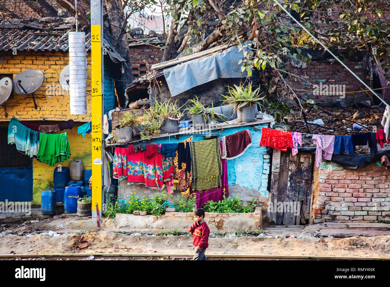 India slum family house hi-res stock photography and images - Alamy