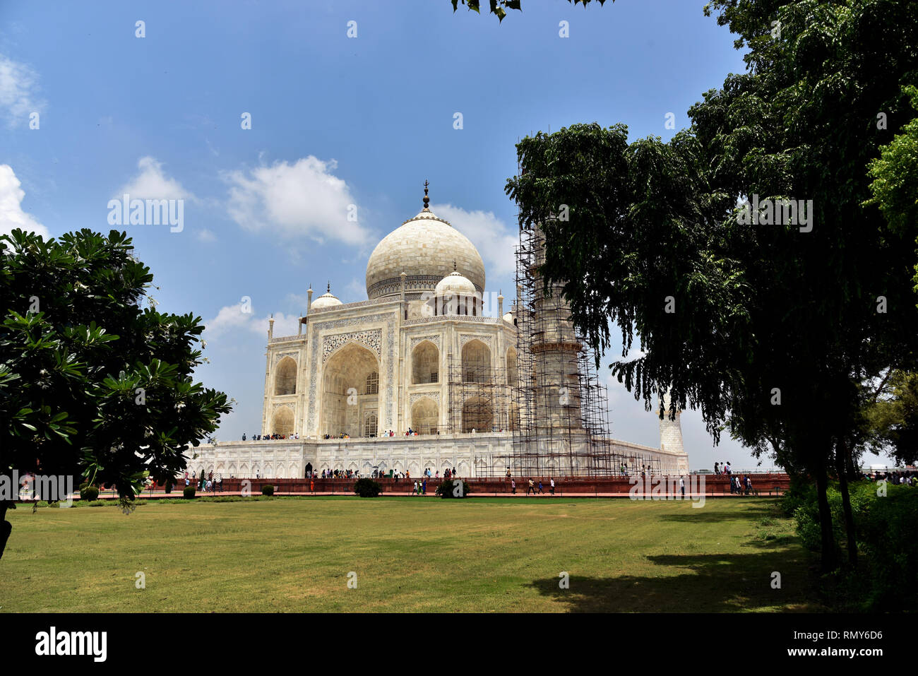 The taj mahal incorporates and expands on design traditions of hi-res ...