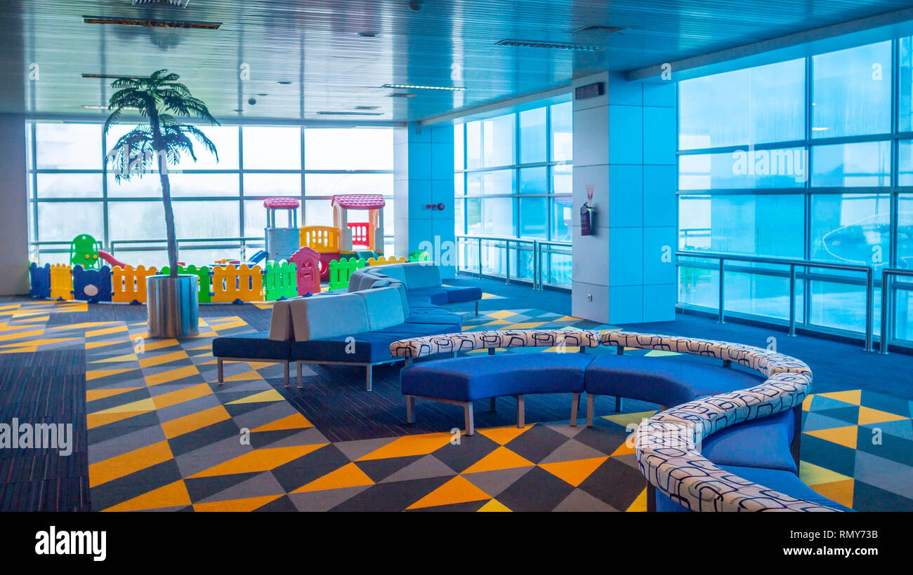 empty airport terminal building Stock Photo - Alamy