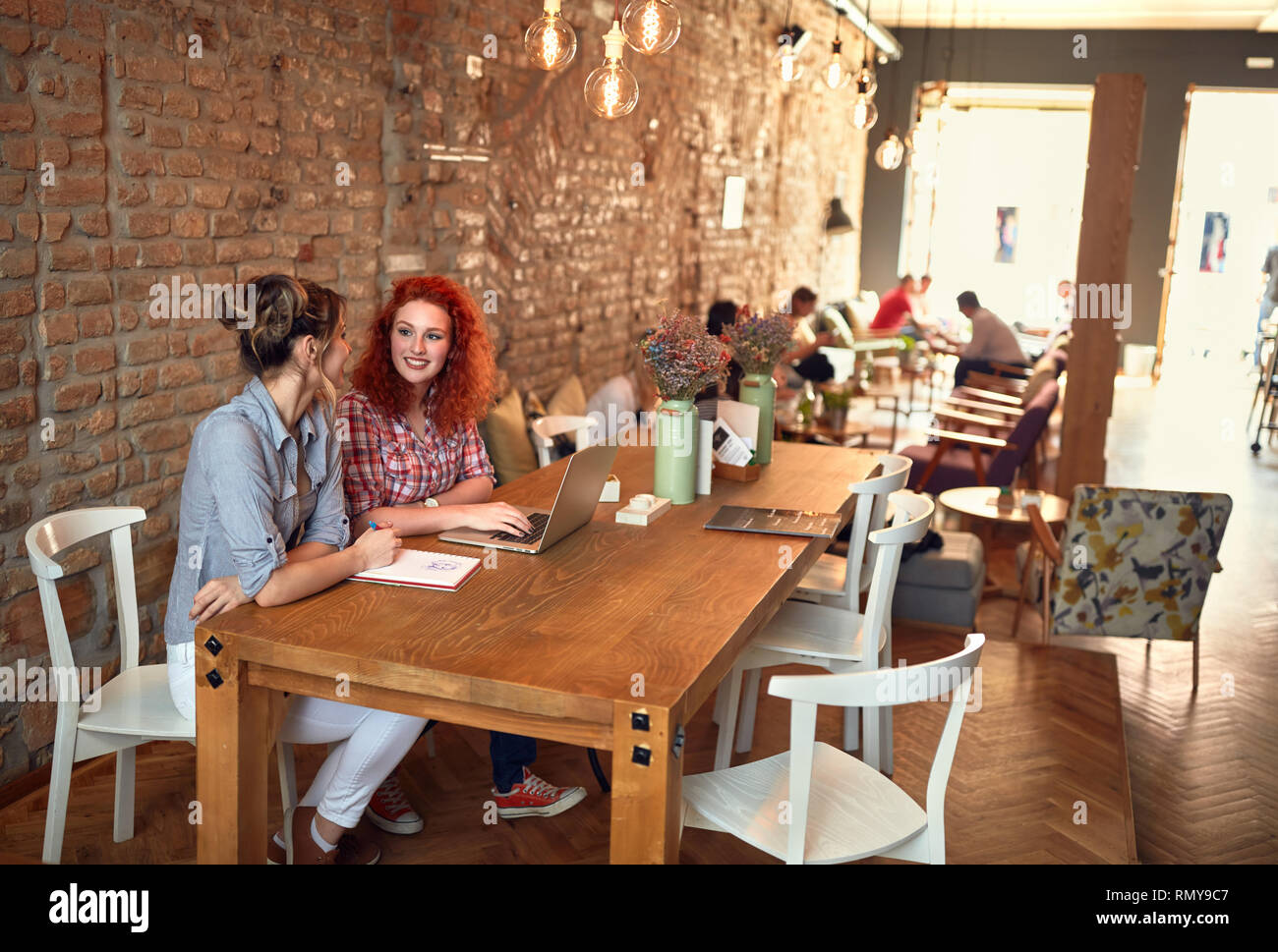 College cafeteria female students hi-res stock photography and images ...