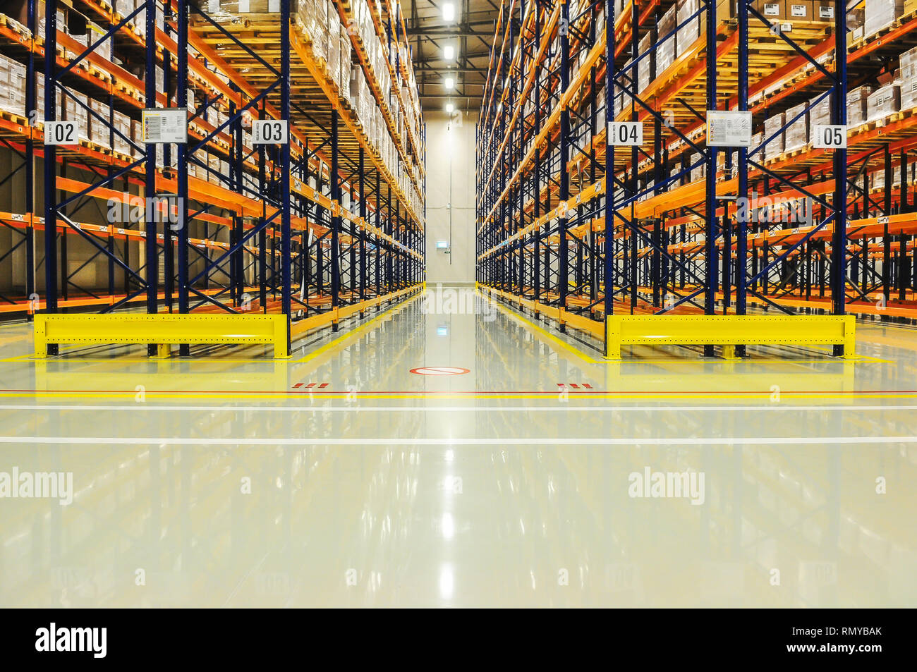 Warehouse racking hi-res stock photography and images - Alamy