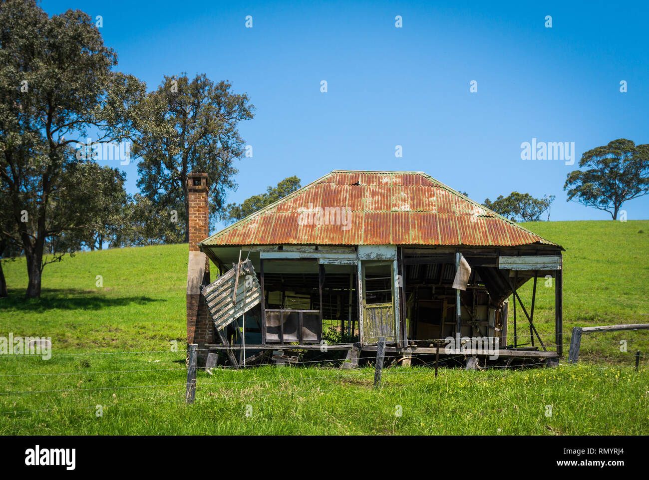 Broken down house hi-res stock photography and images - Alamy