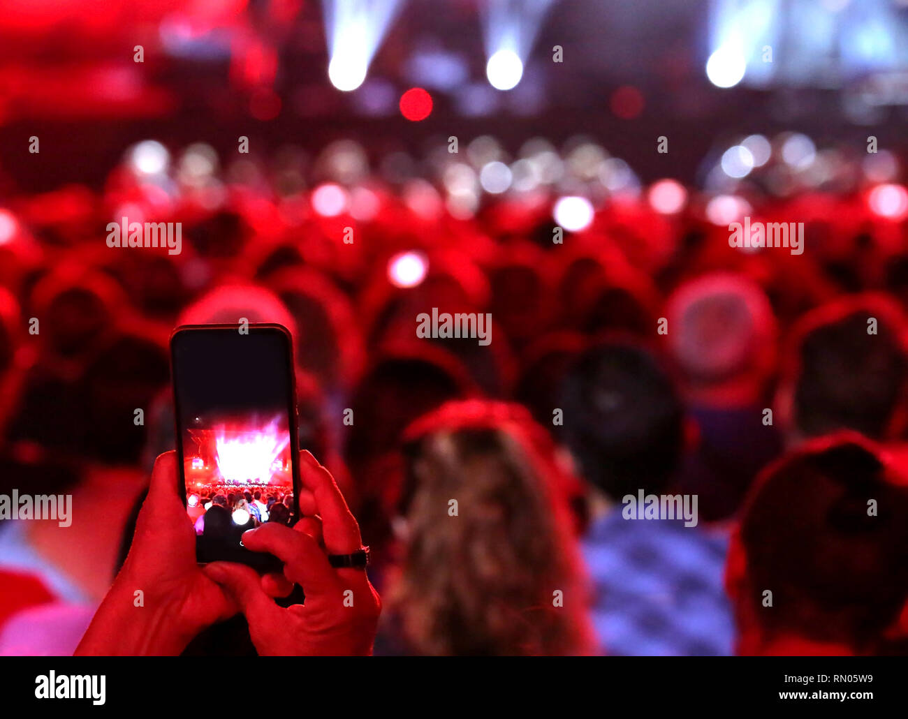 Crowd filming smart phone hi-res stock photography and images - Alamy