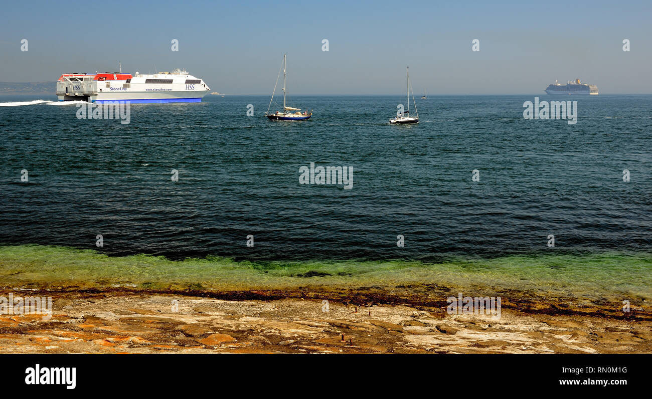 Stenaline ferry HSS Stena Explorer leaving Dun Laoghaire harbour ...