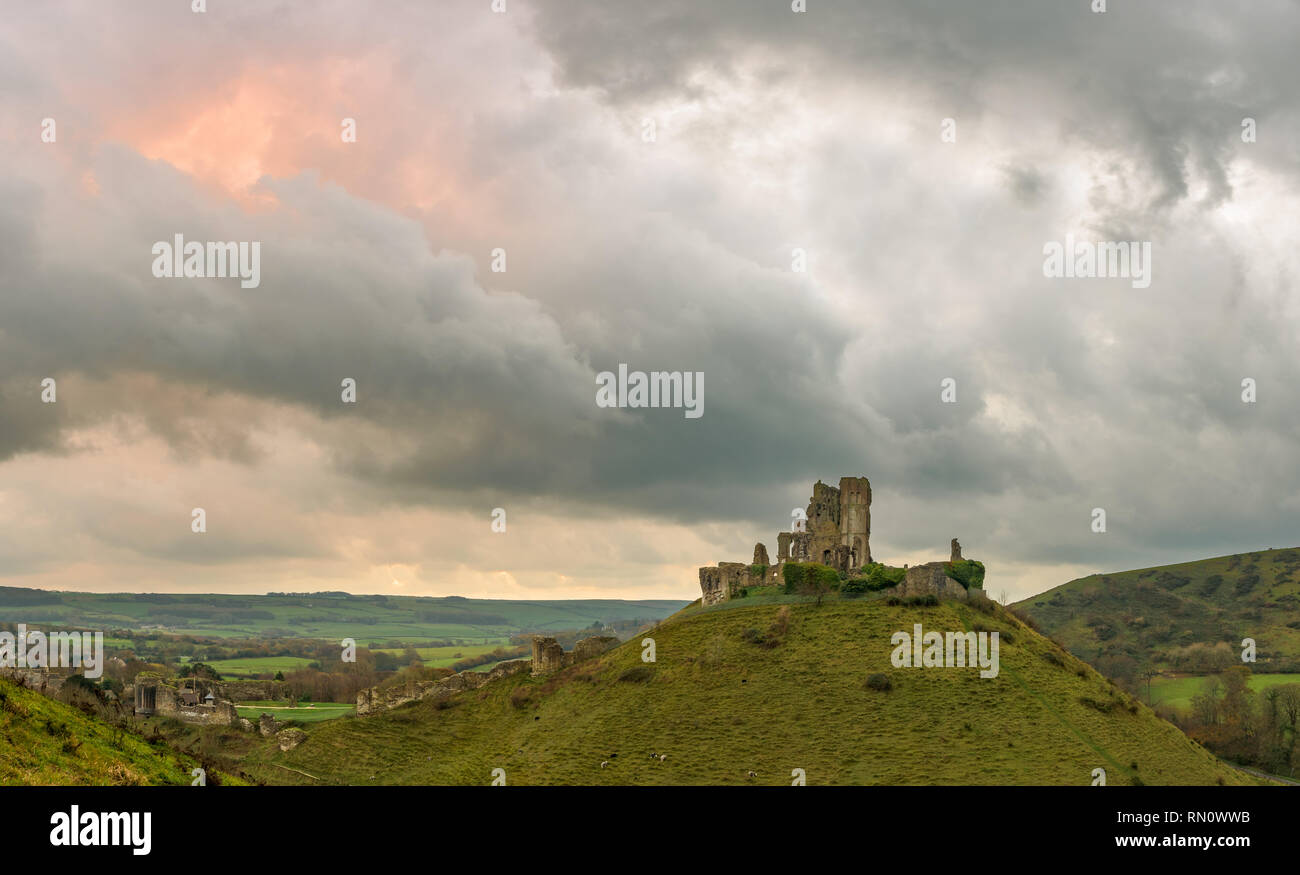 Landscape view over Corfe and the Purbeck Hills from Challow Hill ...