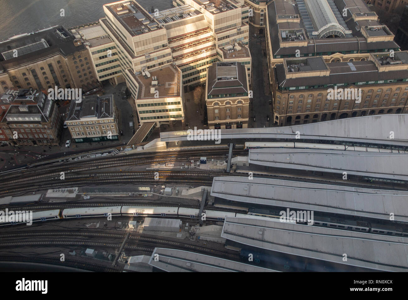 Trains entering and leaving London Bridge Station Stock Photo - Alamy
