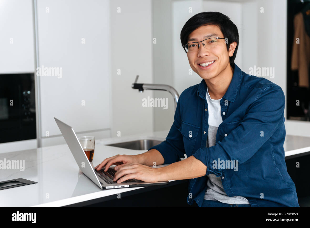 Man on computer hi-res stock photography and images - Alamy