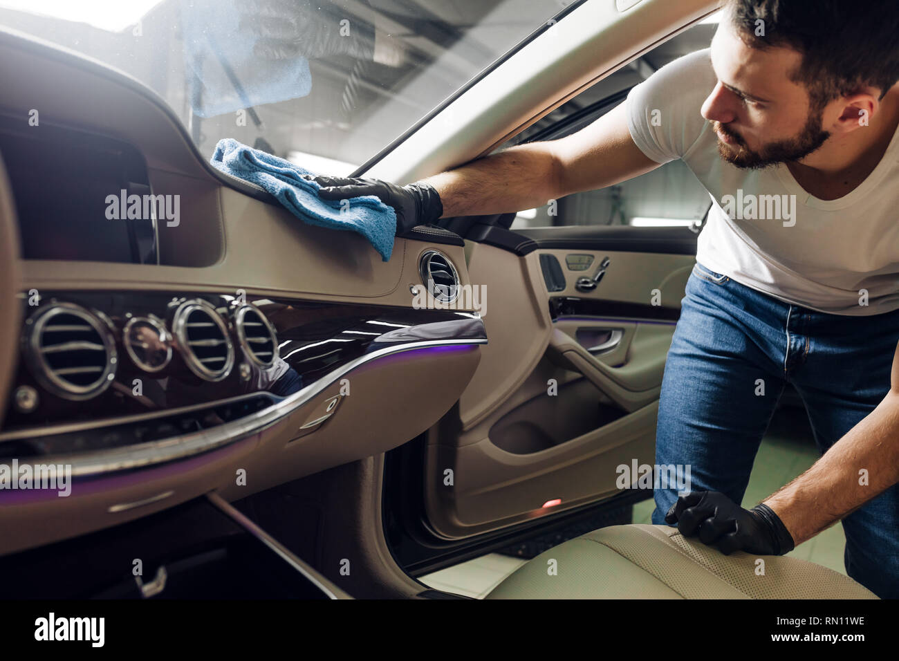 Half clean half dirty car hi-res stock photography and images - Alamy